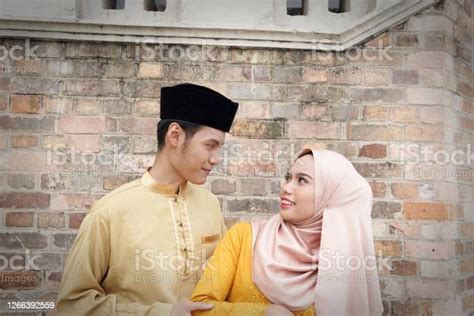 Potret Pasangan Muda Asia Di Dinding Bata Foto Stok Unduh Gambar Sekarang 20 29 Tahun Acara