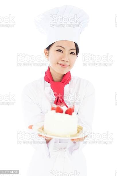 딸기 쇼트케이크를 들고 있는 일본 여성 페이스트리 셰프 요리사에 대한 스톡 사진 및 기타 이미지 요리사 쥠 케이크 Istock