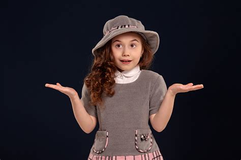 검은 배경에 포즈를 취하는 길고 곱슬 곱슬 한 머리와 사랑스러운 작은 아이의 스튜디오 샷 갈색 머리에 대한 스톡 사진 및 기타 이미지 갈색 머리 곱슬 머리 귀여운