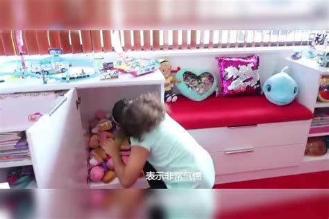 老爸撕毁女儿玩具却不料母女将计就计下一秒老爸头顶就冒绿光 老爸 母女 玩具