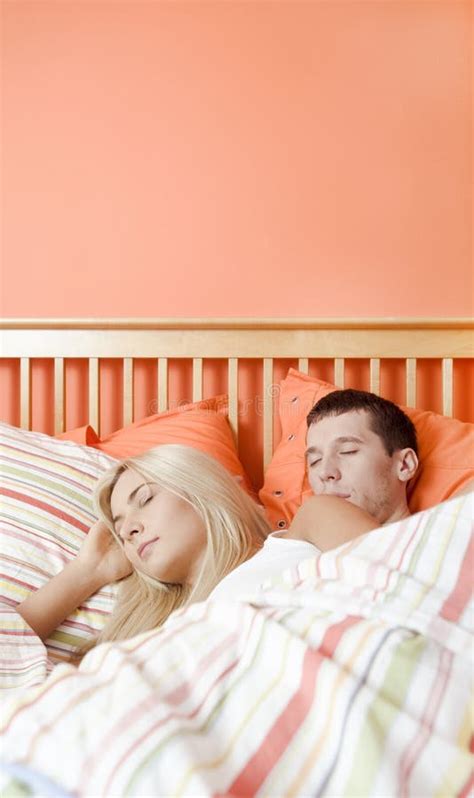 Paar Schläft Im Bett Stockbild Bild Von Schlafzimmer 12892983