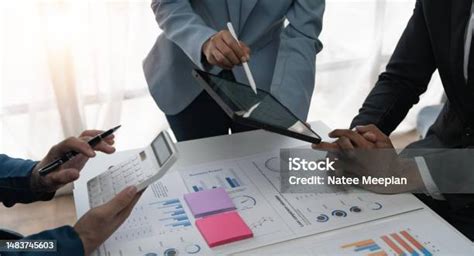 사업가 목표 목표에 대한 프레젠테이션 계획 또는 그래프 기업 경영진 리더 및 태블릿에 대한 인포그래픽 비전 사무실에서의 마케팅 및 동기 부여 Group A에 대한 스톡 사진