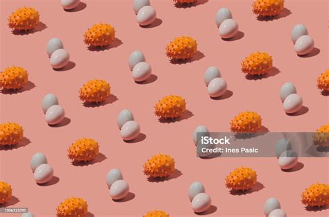 스파이크와 오렌지 키와노 멜론 과일과 핑크와 회색 파스텔 색상의 부활절 달걀 패턴 부활절 휴일 창조적 인 개념 배경 0명에 대한