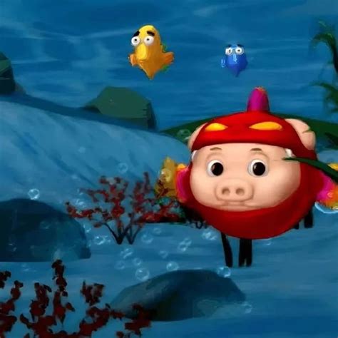 戴着头盔的小猪在水下场景中，周围有鱼和水草，可爱有趣 猪猪侠表情包 这位大姐，你跟猪有仇啊！表情包图片动图 求表情网斗图从此不求人