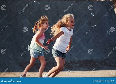 Divertir Se Com Bolhas Atividades De Lazer Duas Meninas Se Divertindo
