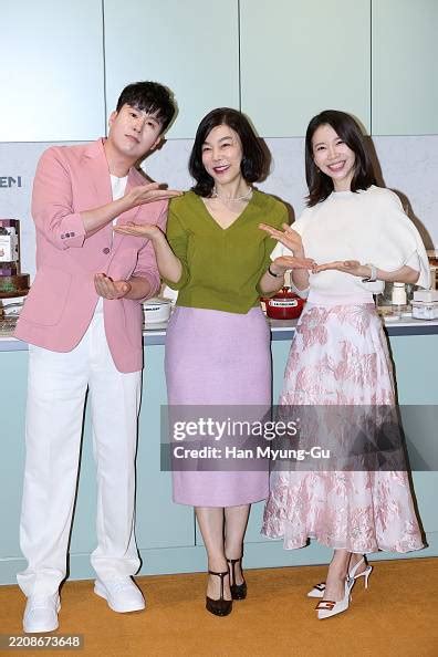 Sim Yong Soo Actress Choi Hwa Jung And Kim Sun Hee Pose For A News