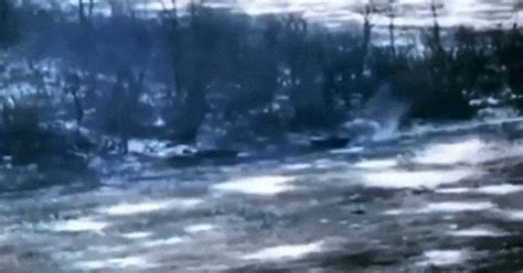 정면돌격하는 바보들 우크라 드론에 러軍 탱크 수십대 파괴