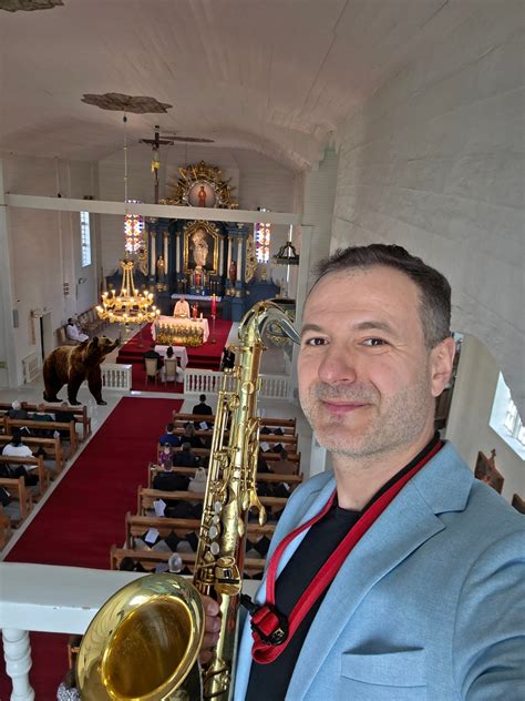 Saksofonistas Atvykstu į Bažnyčią Groti Vestuvių Ceremoniją O Ten Tarp Svečių Meškutė 😍🐻 ️