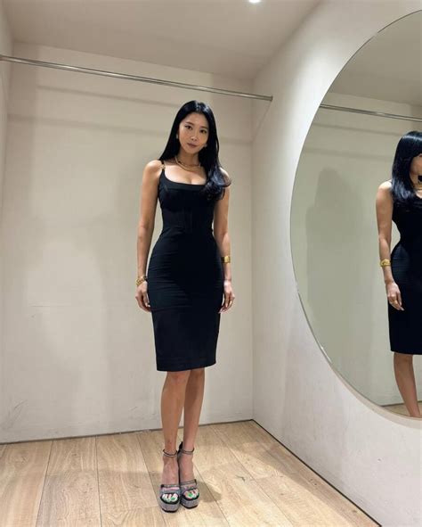 블랙 드레스 입은 오윤아 인스타 Magazine