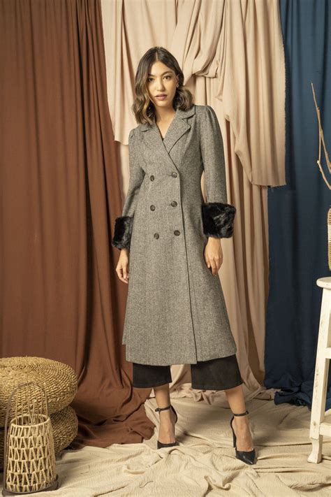 بالطو نسائي طويل بكم فرو و أزرار أمامية اطلب الآن فاشن