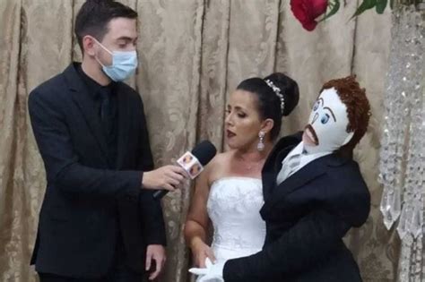 Una Mujer De Brasil Se Casó Con Un Muñeco De Trapo