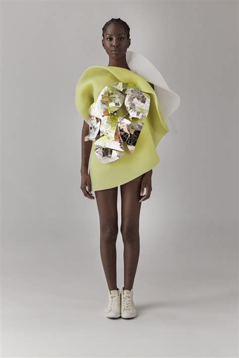 Ying Gao S All Mirrors Clothing Responds To The Observer S Gaze