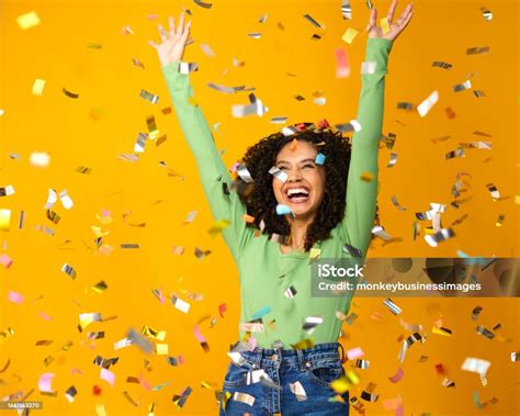 노란색 배경에 반짝이 색종이로 샤워한 큰 승리를 축하하는 흥분된 여성의 스튜디오 샷 승리 동작 활동에 대한 스톡 사진 및 기타 이미지 승리 동작 활동 상 복권