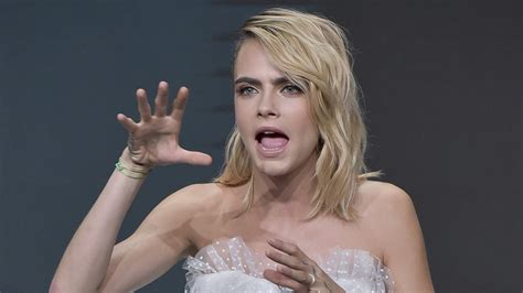 Hviezdna Modelka A Herečka V Zúfalom Stave Špinavá Bosá A úplne Mimo