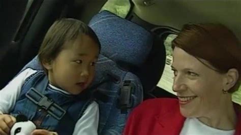 碧珠的美国养父母一直想要女儿，于是通过基金会在中国收养到了碧珠凤凰网视频凤凰网