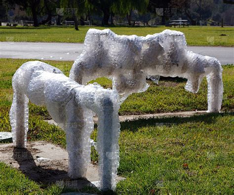 公园里用泡沫包裹的消火栓