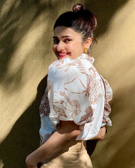 Prachi Desai సరికొత్త పోజులతో కవ్విస్తున్న ప్రాచీ దేశాయ్ Namasthe