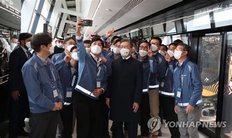 사우디 도심 지하철 건설현장 근로자와 함께한 문 대통령 연합뉴스