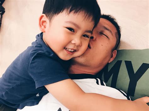 盧小桃的小太陽戰隊 【 我愛你 】 今晚交托爸爸啾哄睡兒子，我去浴室洗澡，孰料陛下碰的一聲衝了進來。