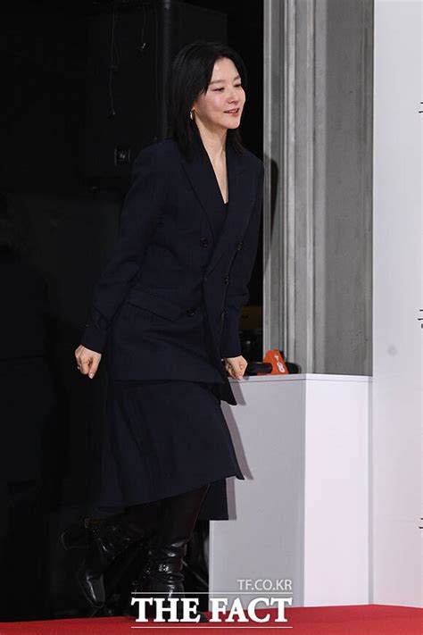 볼하트는 부끄러워눈 질끈 감은 이영애 Tf사진관 포토 기사 더팩트