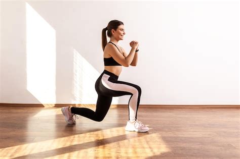 Mulher Magra Fazendo Exercício De Estocada Esportiva Em Pé Com Um
