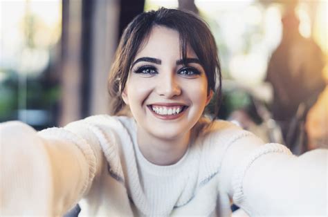 2560x1700 Smiling Bright Cute Girl With A Toothsome Grin Chromebook