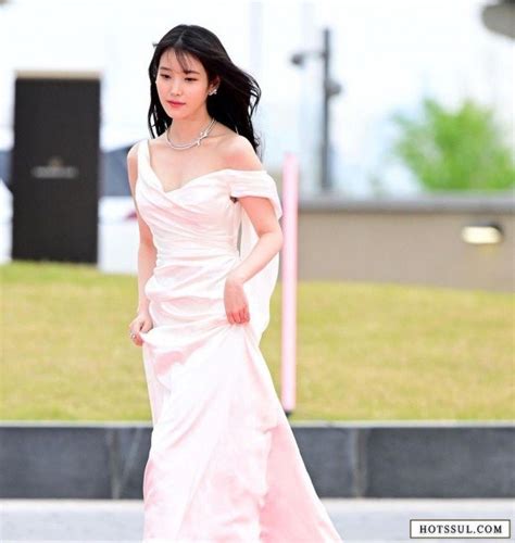 아이유 백상예술대상 드레스 자태 귀한 가슴골