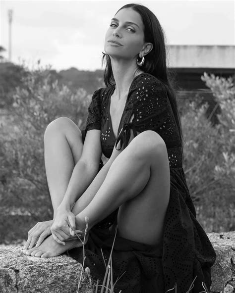 Zaira Nara Rcelebbarefoot