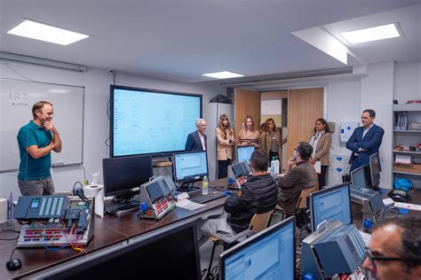 FernÁndez Tapias Visita Aos Alumnos Que Se Forman No Cpif De Coia En AutomatizaciÓn Industrial
