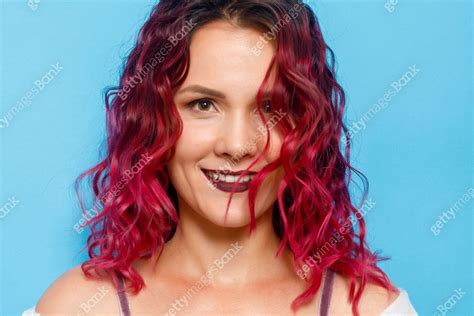 Happy Ginger Red Hair Girl With Freckles Smiling Looking At Camera 이미지 1294699555 게티이미지뱅크