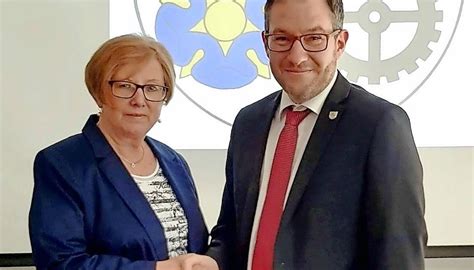 Vom Landrat Verpflichtet Karin Ecker Rückt Für Lothar Dietz In Den