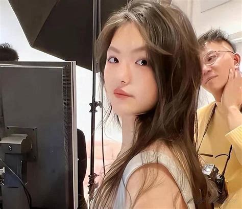 12岁刘向蕙带同学看刘德华巡演，回眸一刻清纯甜美，太像朱丽蒨 意浏娱乐