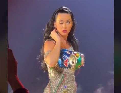 קייטי פרי מלחיצה את הקהל האם מדובר בפדיחה מבוימת אייס