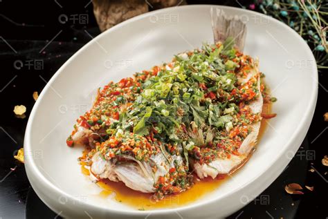 剁椒高清图片 椭圆瓷盘装的剁椒蒸鲈鱼 餐饮美食免费下载格式2998像素编号50505961 千图网
