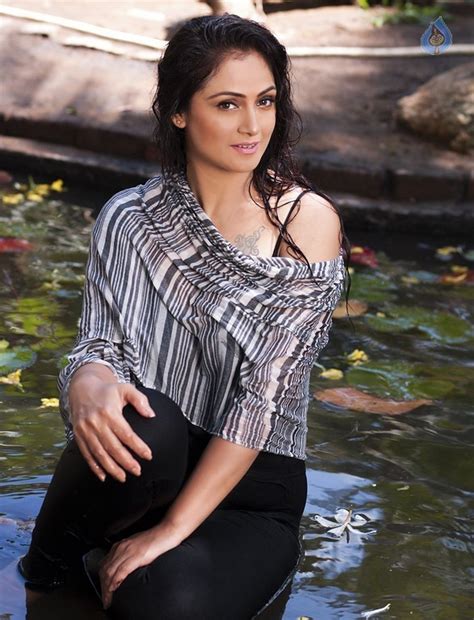 Famous Actress Photos Simran New Look Photoshoots