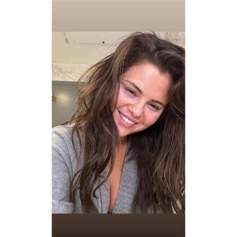 Selena Gomez Shows Off Her Glowy Skin In Makeup Free Selfie Us Weekly