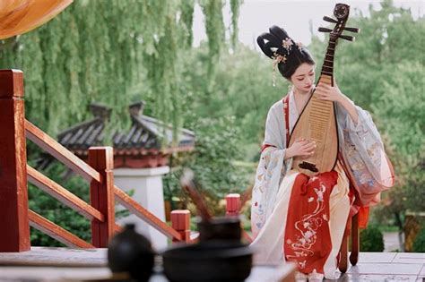 组图：周洁琼弹琵琶古风写真曝光 衣袂飘飘挥袖入画来 新浪娱乐讯 2022年7月10日，周洁琼发布一组古装弹琵琶写真，衣袂飘飘，琵琶起舞，挥袖入画来。（图视觉中国）