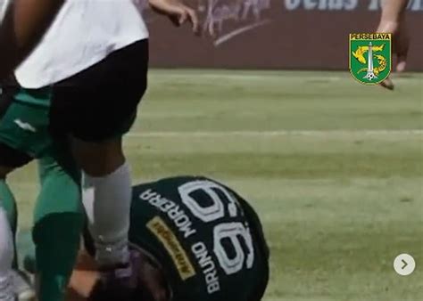 Tendang Kepala Bruno Moreira Wahyudi Hamisi Dilarang Main 3 Laga Dan Denda Rp25 Juta Okezone Bola