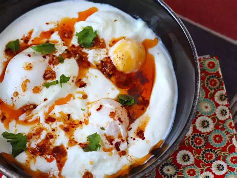 Receta De Huevos Turcos çılbır Con Yogur Y Salsa Picante