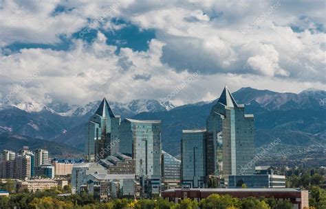 Skyline De Almaty — Photo éditoriale © Brokenrecords 54046027