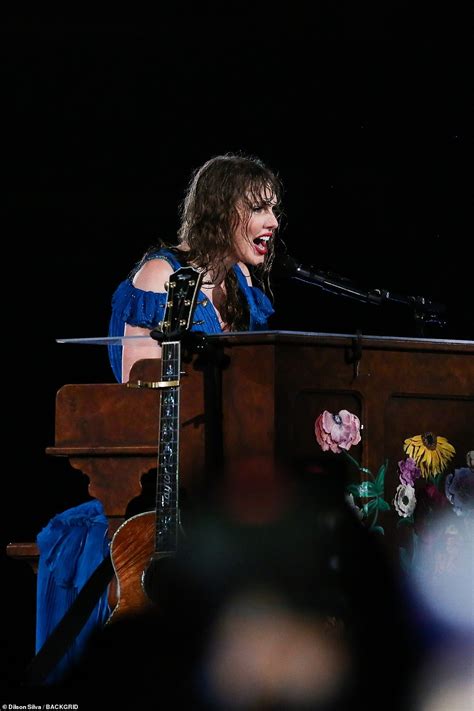 Taylor Swift Moves Crowd To Tears As She Sings Heartwrenching Ballad