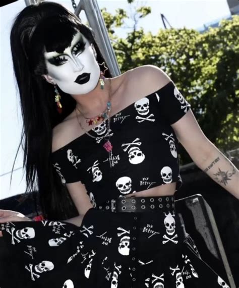 Pin By Leo Bowsman On Ru Gurlz Rupaul Drag Queen Drag Queen Edgy Makeup