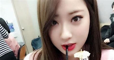 본분 금메달 경리 사랑스러운 미소 머금고 금메달 인증 분홍분홍해