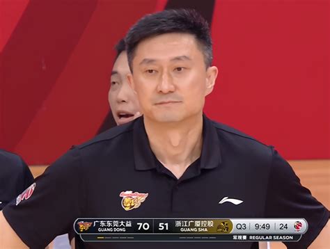 5犯，3犯！苏伟吃t还一脸无辜，阿日离谱失误，遭杜锋死亡凝视苏伟杜锋犯规新浪新闻