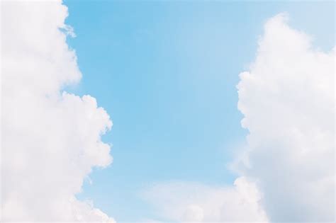 Langit Biru Muda Dengan Awan Putih Halus Latar Belakang Langit Foto