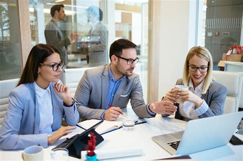 회의실에서 비즈니스 팀 브레인스토밍 및 프로젝트 논의 계획에 대한 스톡 사진 및 기타 이미지 계획 공유 개념 교육 강좌