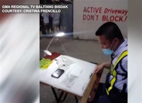 Security Guard Pinagsasabay Ang Trabaho At Paggawa Ng Assignment Sa