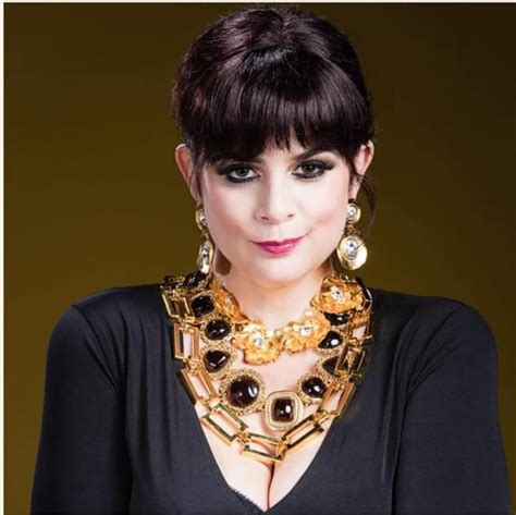 Curvy Confident Carmina