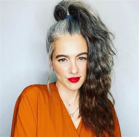 Presume Tus Canas Con Estos 3 Peinados Que Te Harán Rejuvenecer