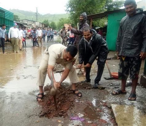 The Patholes On The Road Were Provoked By The Police In Pimpari Chinchwad पिंपरी चिंचवड